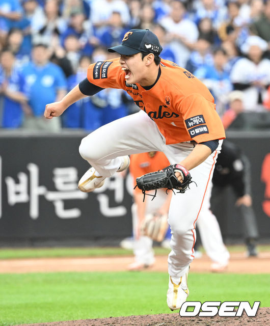 "선발이 아니라서 아쉽지 않다" 불펜 문동주, 공포 그 자체…최고 162km 쾅, 삼성 추격 의지 꺾다 '2이닝 홀드' | 미주중앙일보