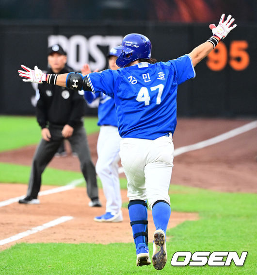 40세 강민호, 또 해냈다! 역대 최고령 PS 홈런 새 역사 [PO2] | 미주중앙일보