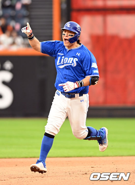 40세 강민호, 또 해냈다! 역대 최고령 PS 홈런 새 역사 [PO2] | 미주중앙일보