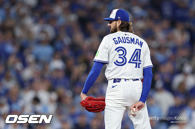 ‘155km 쾅! KKKKKK’ 34세 에이스, WS 데뷔전 6⅔이닝 3실점…홈런 2방 맞고 강판 | 미주중앙일보