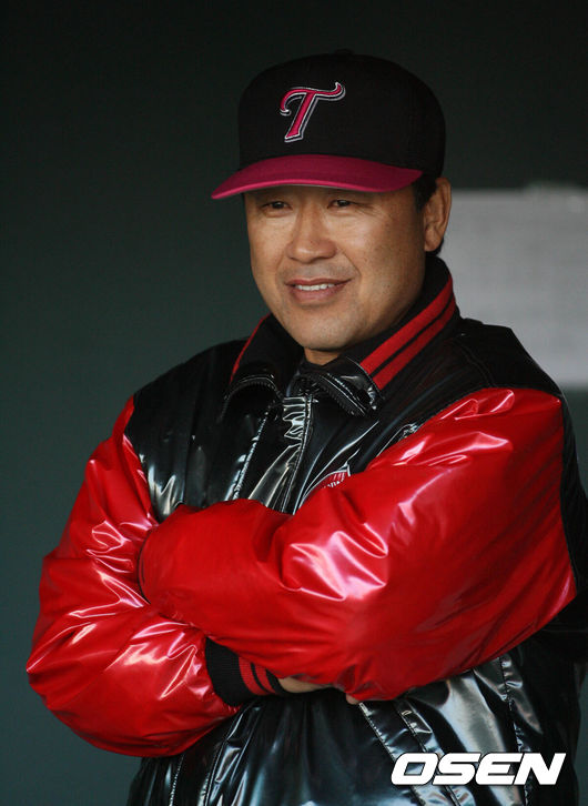 LG-한화 KS 1차전, 1990년 LG 우승 이끈 김재박 前감독 시구…애국가 이창섭 | 미주중앙일보