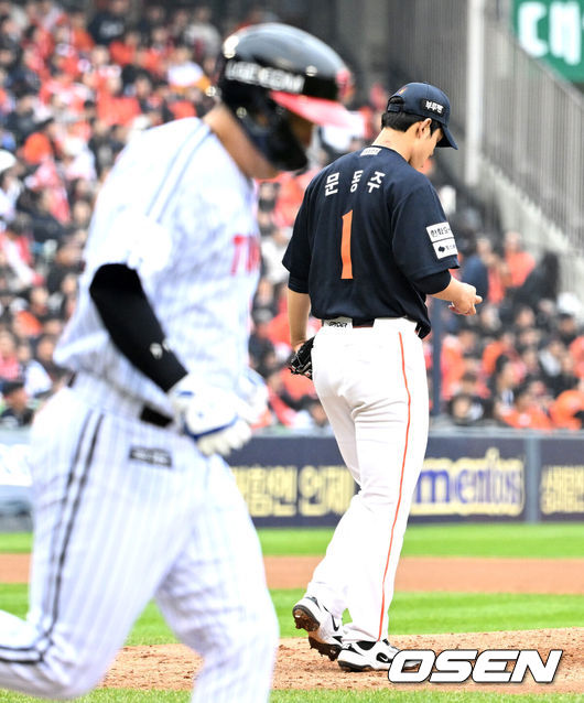 ‘147출루 위엄’ 37세 가을의 전설, 패기의 문동주 무너트리다…홍성흔 넘어 PS 출루 신기록 [KS1] | 미주중앙일보