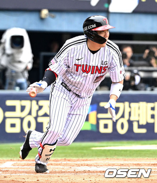 ‘147출루 위엄’ 37세 가을의 전설, 패기의 문동주 무너트리다…홍성흔 넘어 PS 출루 신기록 [KS1] | 미주중앙일보