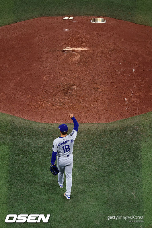 불펜 고민? 완투하면 되잖아…'2G 연속 완투' 낭만을 던졌다, 4680억도 ‘혜자 계약’으로 만들다니 | 미주중앙일보