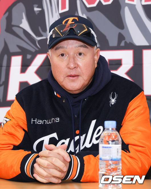 류현진 왜 1차전 아닌 2차전인가, 김경문 감독 "4일보다 5일 쉬는 게 낫다, 타자들이 받쳐주길…" 타순 변경 카드 [KS2] | 미주중앙일보