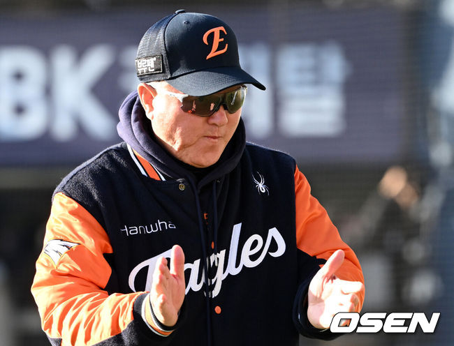 류현진 왜 1차전 아닌 2차전인가, 김경문 감독 "4일보다 5일 쉬는 게 낫다, 타자들이 받쳐주길…" 타순 변경 카드 [KS2] | 미주중앙일보