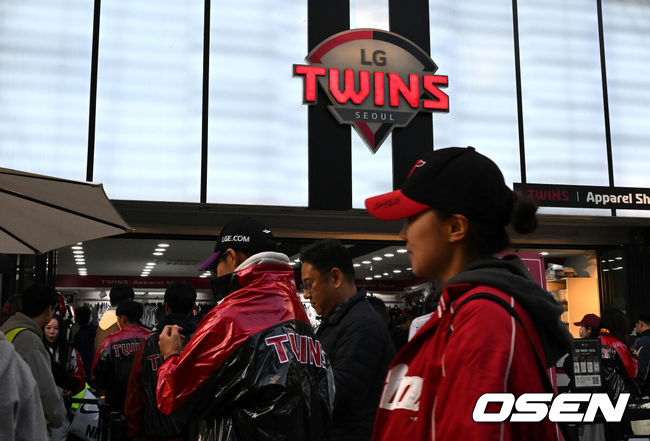 이렇게 추운 날 야구라니, 그런데 매진됐다! LG-한화 2차전도 2만3750석 만원사례…PS 누적 관중 28만명 돌파 [KS2] | 미주중앙일보