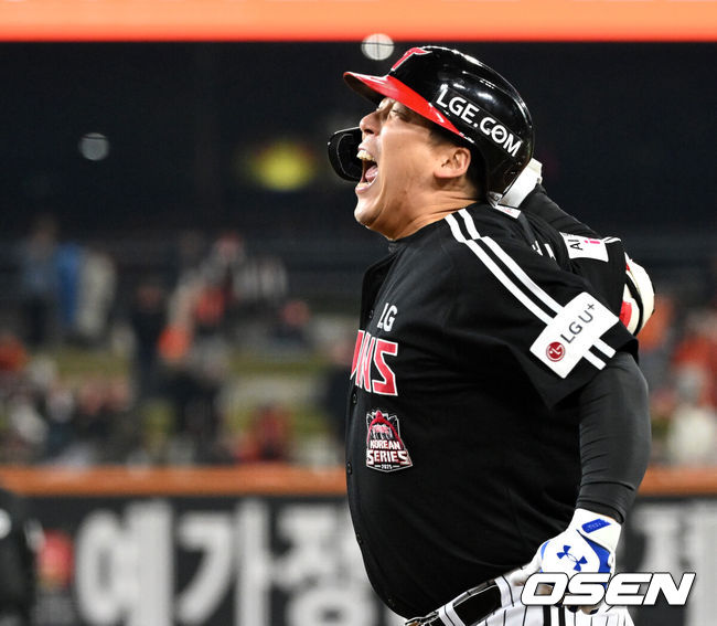 '2008년 PTSD 잊어라' LG 라커룸 리더 김현수, 첫 한국시리즈 MVP 품다 "아내 너무 사랑해" [KS5] | 미주중앙일보