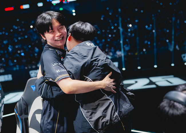 [롤드컵 리뷰] 3년만에 LCK 롤드컵 결승 내전 성사...'이통 맞수' KT-T1, 결승 격돌 | 미주중앙일보