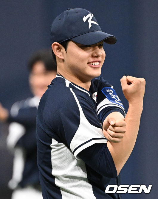 ‘충격’ 문동주 140km 미스터리 전말 밝혀졌다, 어깨 통증 참고 버티다가 그만…“지금은 괜찮습니다” | 미주중앙일보