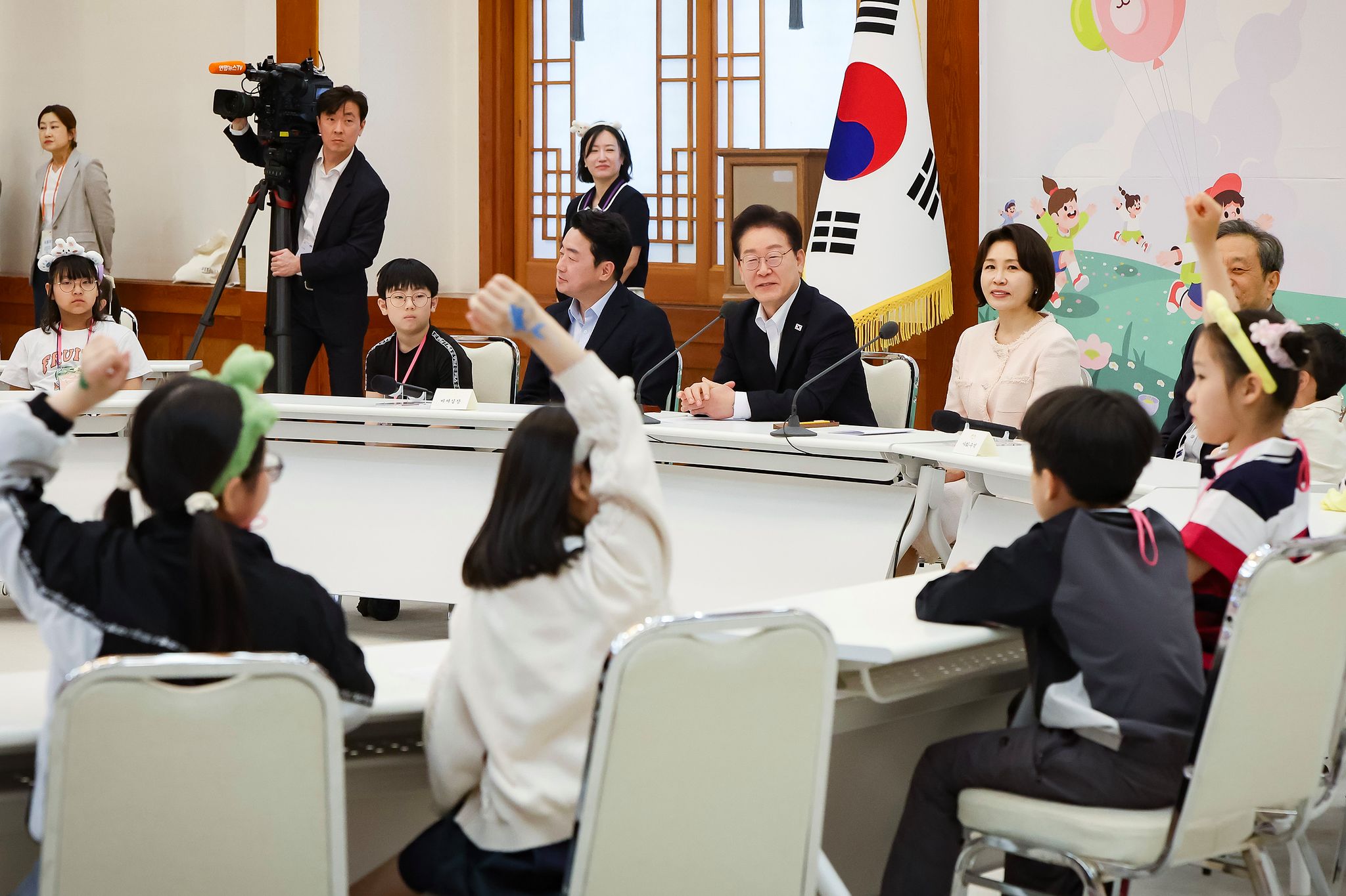 [포토타임] 용산 복귀 후 첫 어린이 초청…李 대통령, “언제든 쪽지달라” | 미주중앙일보